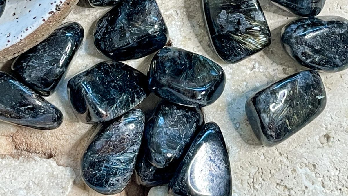 Discover Arfvedsonite Crystal: 8 Amazing Benefits For Health